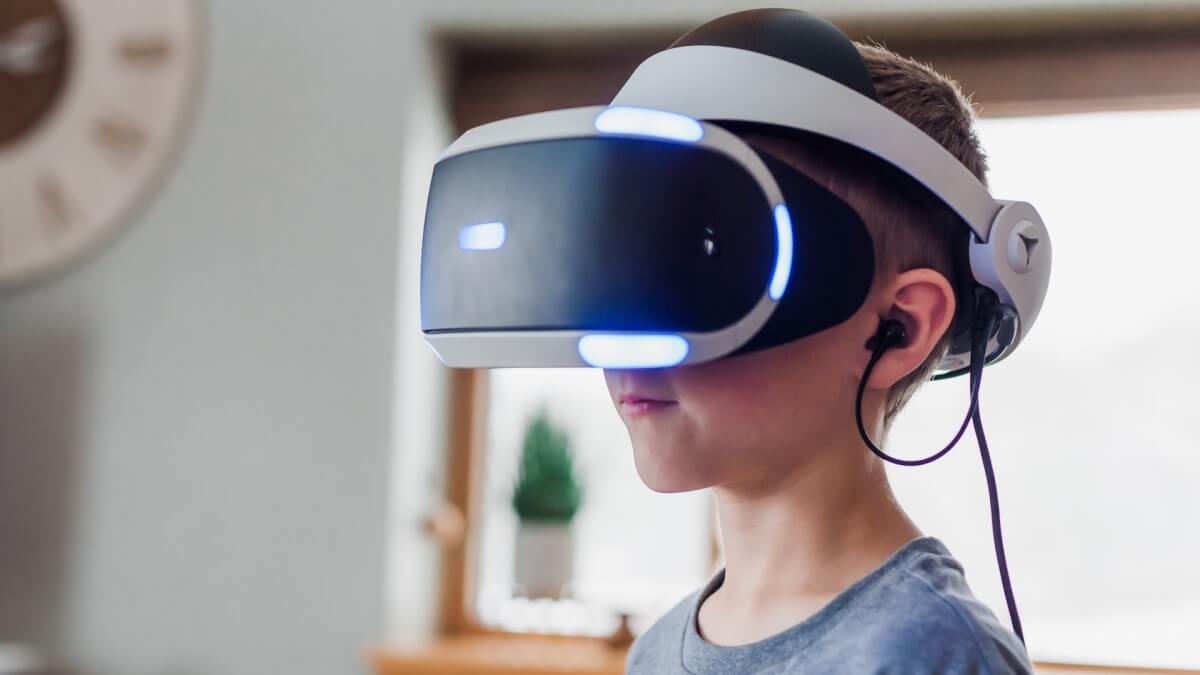 Make a Choice: VR Helmets or Holographic Glasses